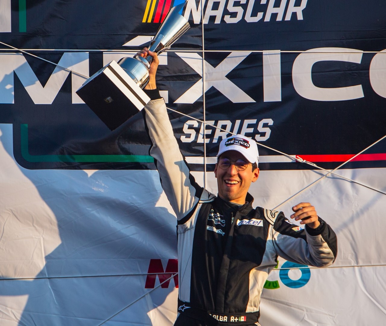 Alex de Alba Jr. es líder de la general en NASCAR Challenge - » FEMADAC