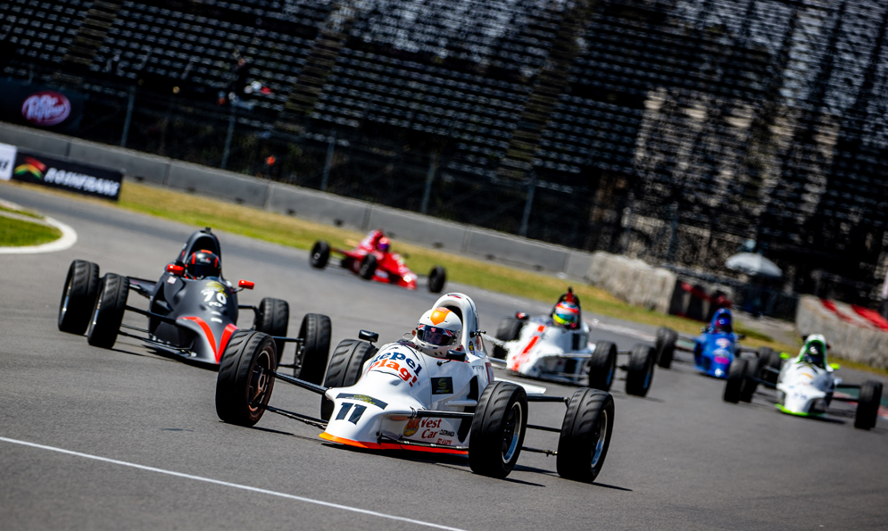GANA ENRIQUE CONTRERAS EN LA VINTAGE FÓRMULA FORD - » FEMADAC